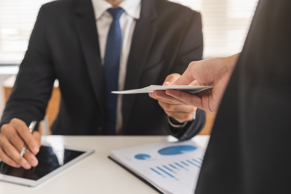 CEO Pay Soars: UK Executive Compensation Smashes Record High - Minerva-Manifest